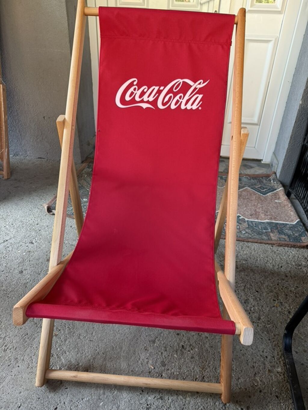 Ležaljka sa Coca‑Cola motivom - Platno: izdržljiva crvena tkanina sa