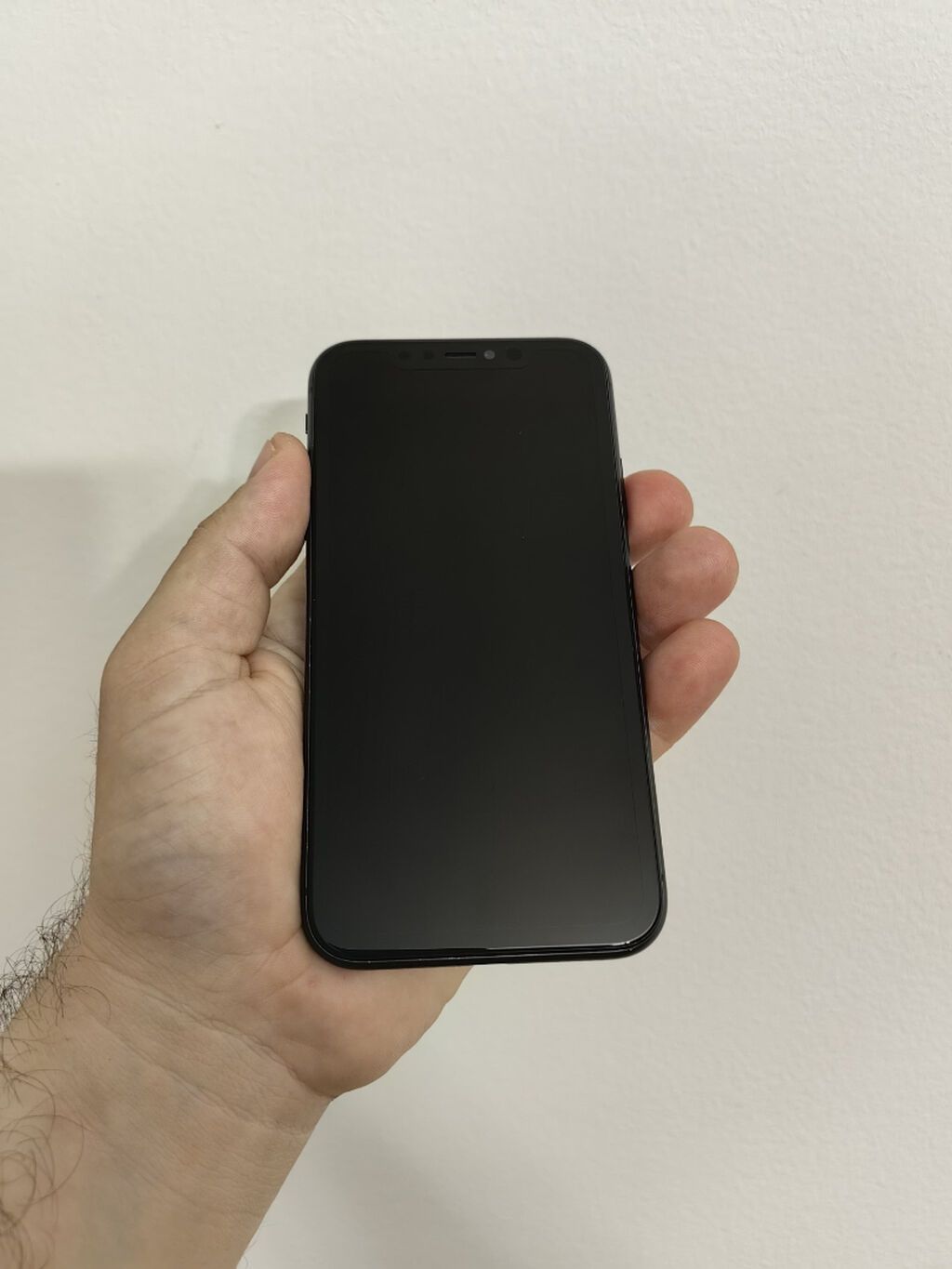 Iphone 11 crni sim free icloud free, sa 64 gb memorije. Telefon je ok