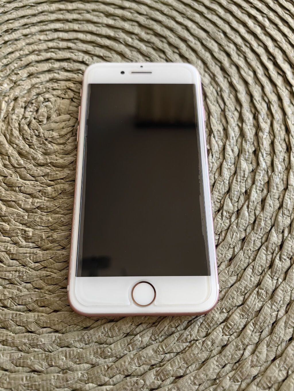 Iphone 7 rozi sa 32 gb memorije, otključan za sve mreže. Telefon je