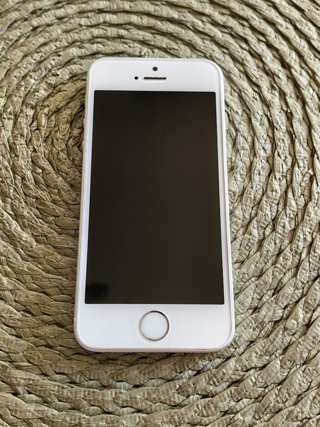 Iphone SE 2016 beli sa 64 gb memorije, otključan za sve mreže. Telefon