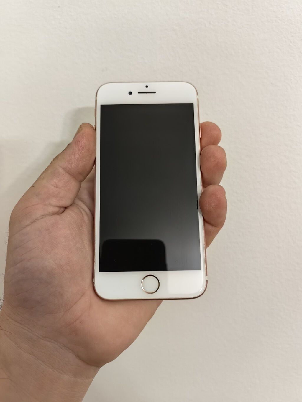 Iphone 7 sim free, sa 32gb memorije. Telefon je dobro očuvan i potpuno