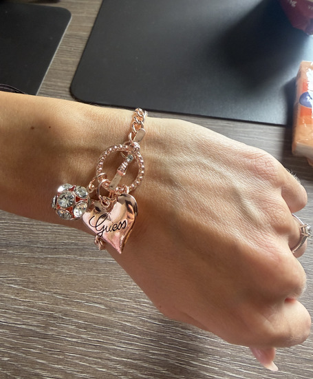 Prelepa Guess narukvica, Gold rose