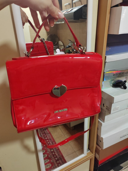 MOSCHINO crvena vintage lakovana torba