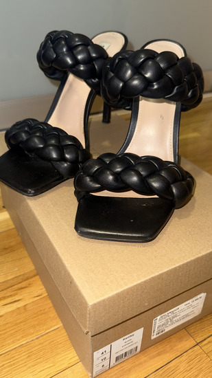NOVE STEVE MADDEN PAPUCE SA STIKLOM