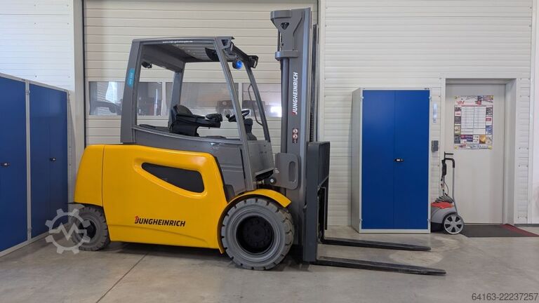 Električni viljuškar za 4 točka
Jungheinrich EFG 550 GE120-550DZ