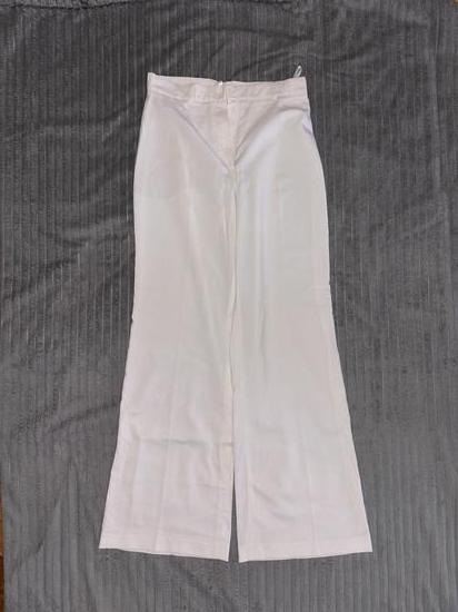 Mona bele pantalone