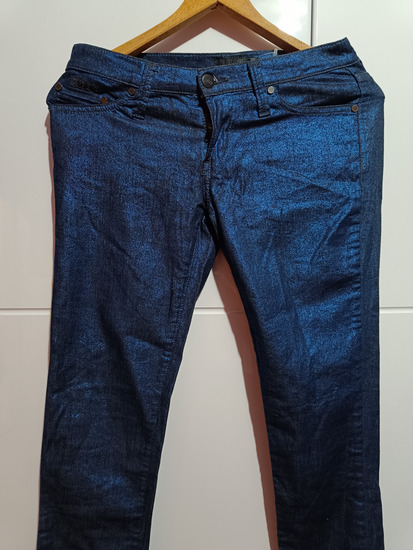 Predivne nenosene svetlucave pantalone