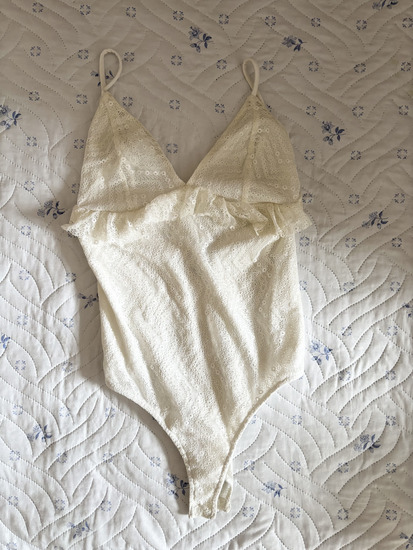 Bershka beli čipkani bodi