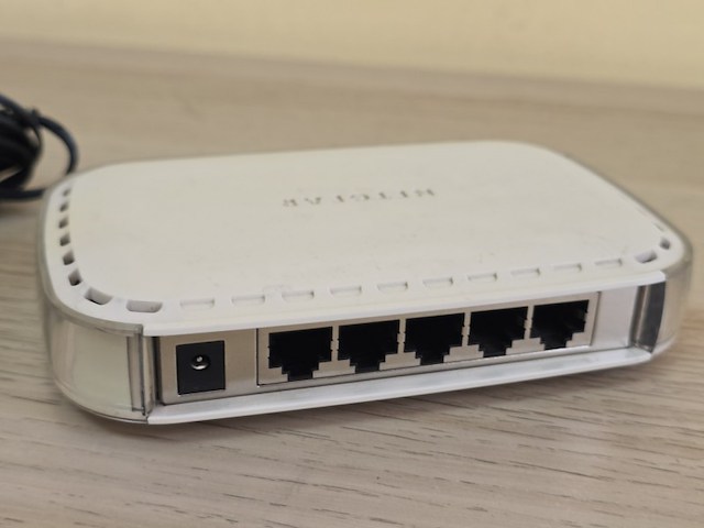 Switch Netgear 10/100 5 portova