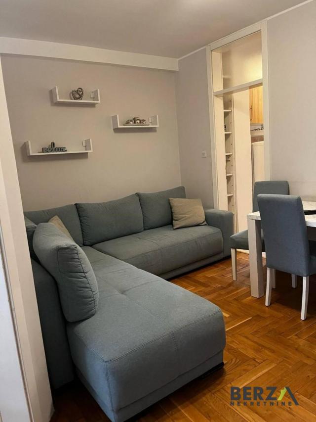RENOVIRAN, NAMEŠTEN JEDNOIPOSOBAN STAN, PODBARA