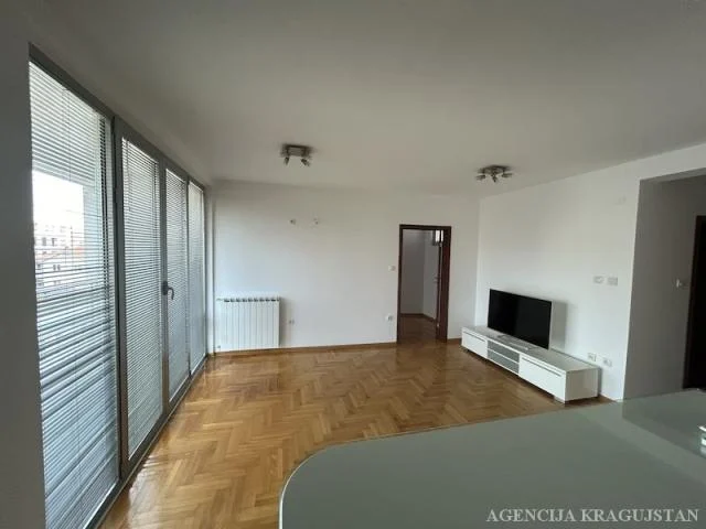 Izdavanje, Stan, 82m2 , Centar
