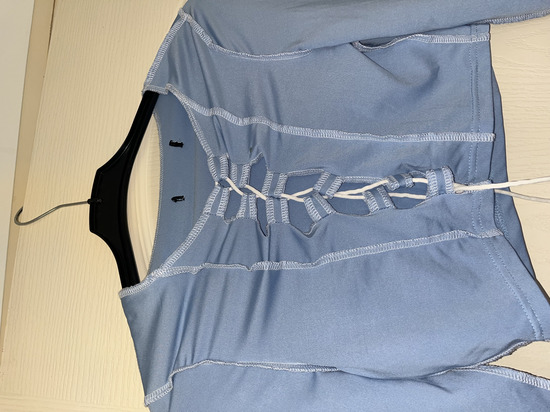 Plavi crop top na vezivanje