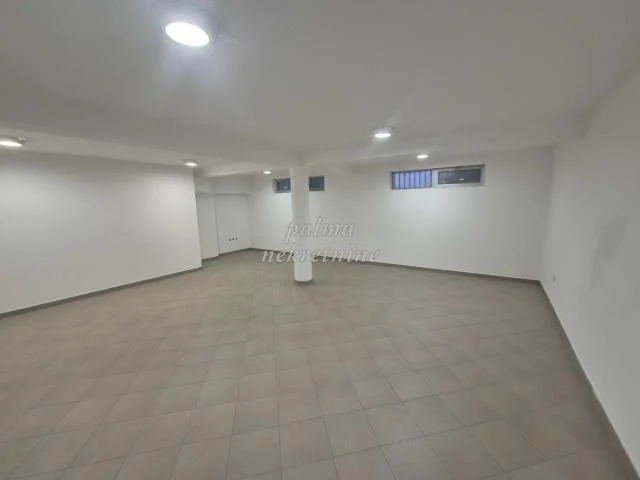 Izdavanje, Lokal, 215m2 , Centar