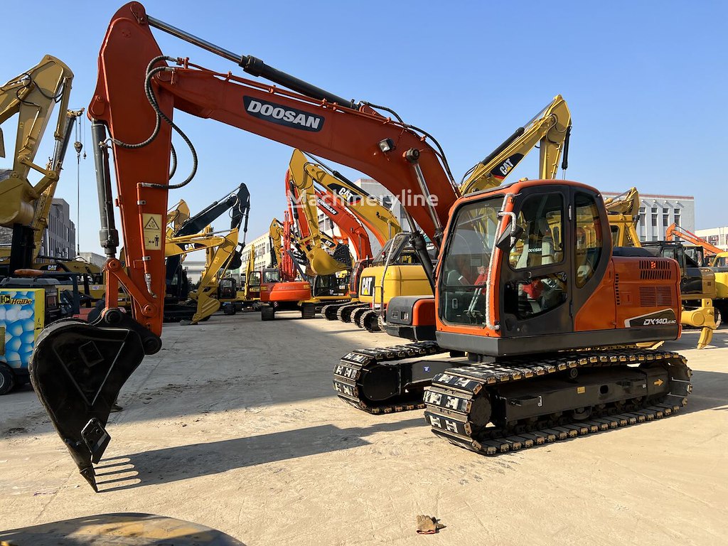 Doosan DX140 bager guseničar