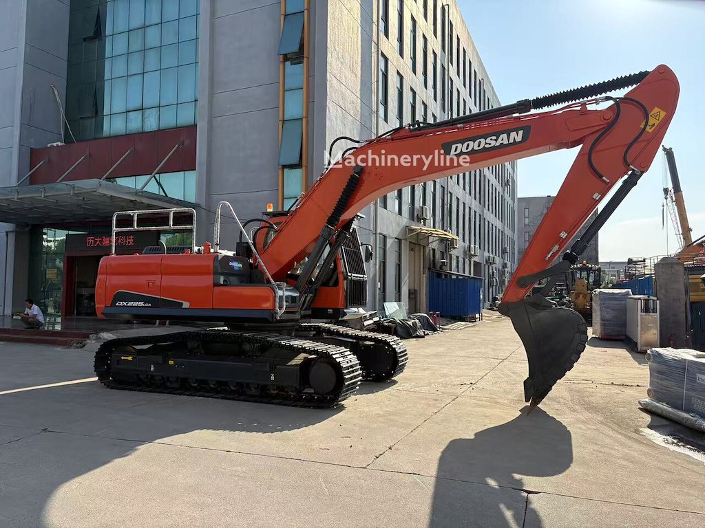 Doosan DX225 bager guseničar