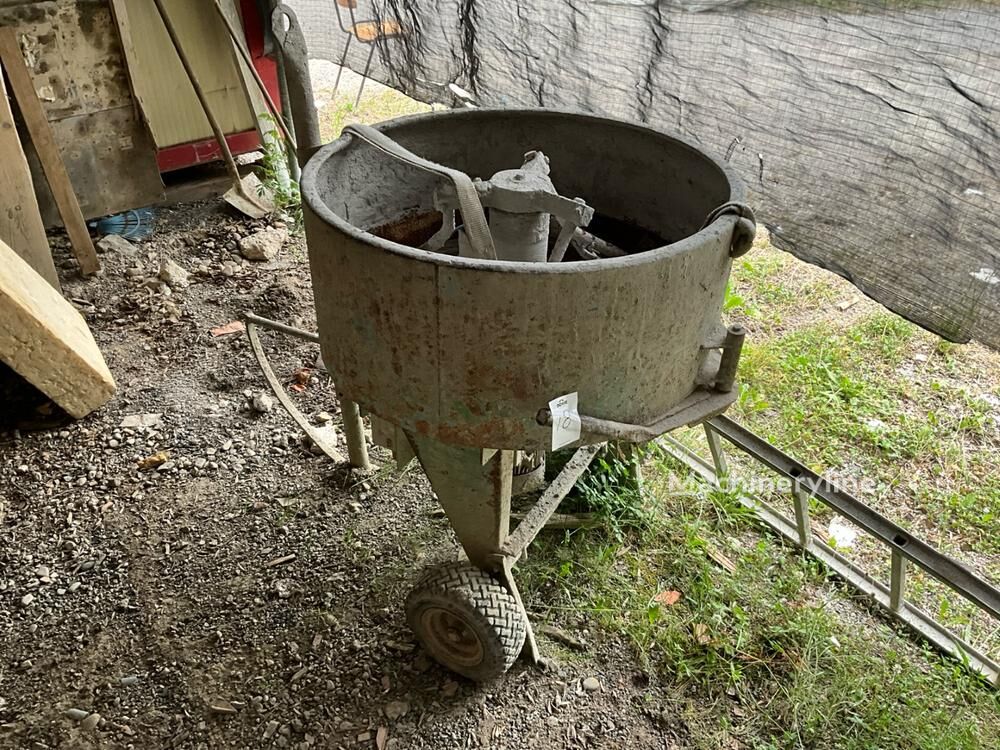 Prodaje se betonsku mešalicu na aukciji