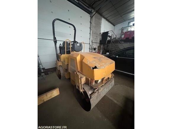Prodaje se Caterpillar compacteur caterpillar 120 poid 2T7 annee 2009 mali valjak na aukciji