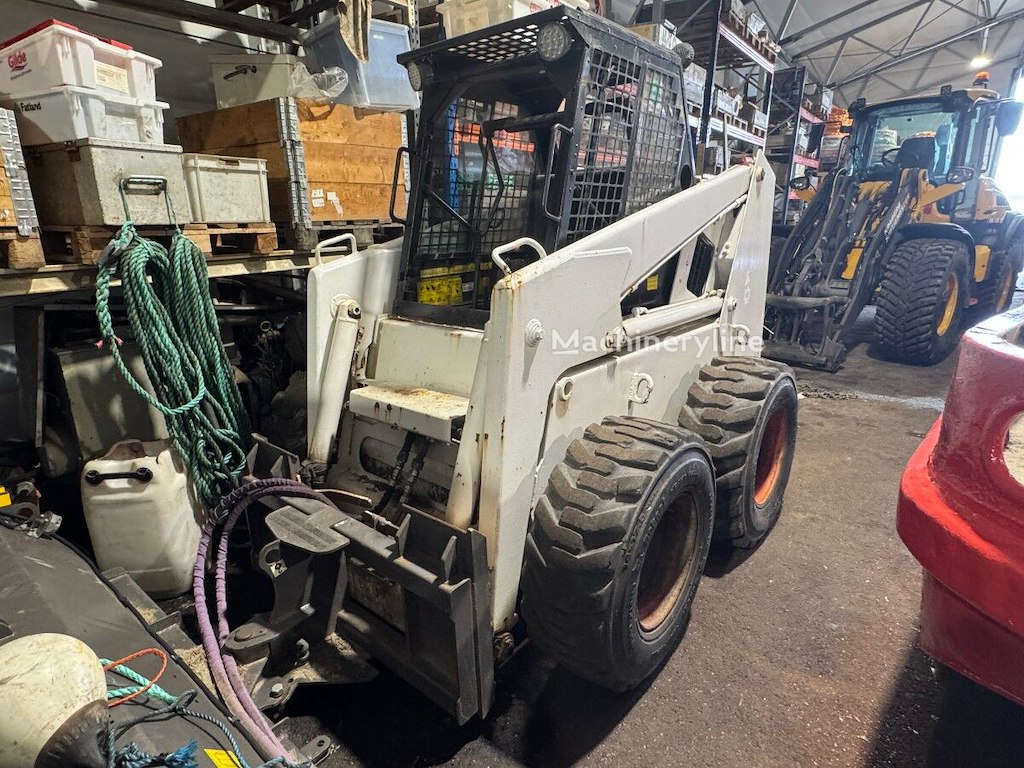 Prodaje se Bobcat 975 KOMPAKTLASTER - MED SKUFFE OG PALLEGAFLER - STARTER OG GÅR mini utovarivač na aukciji