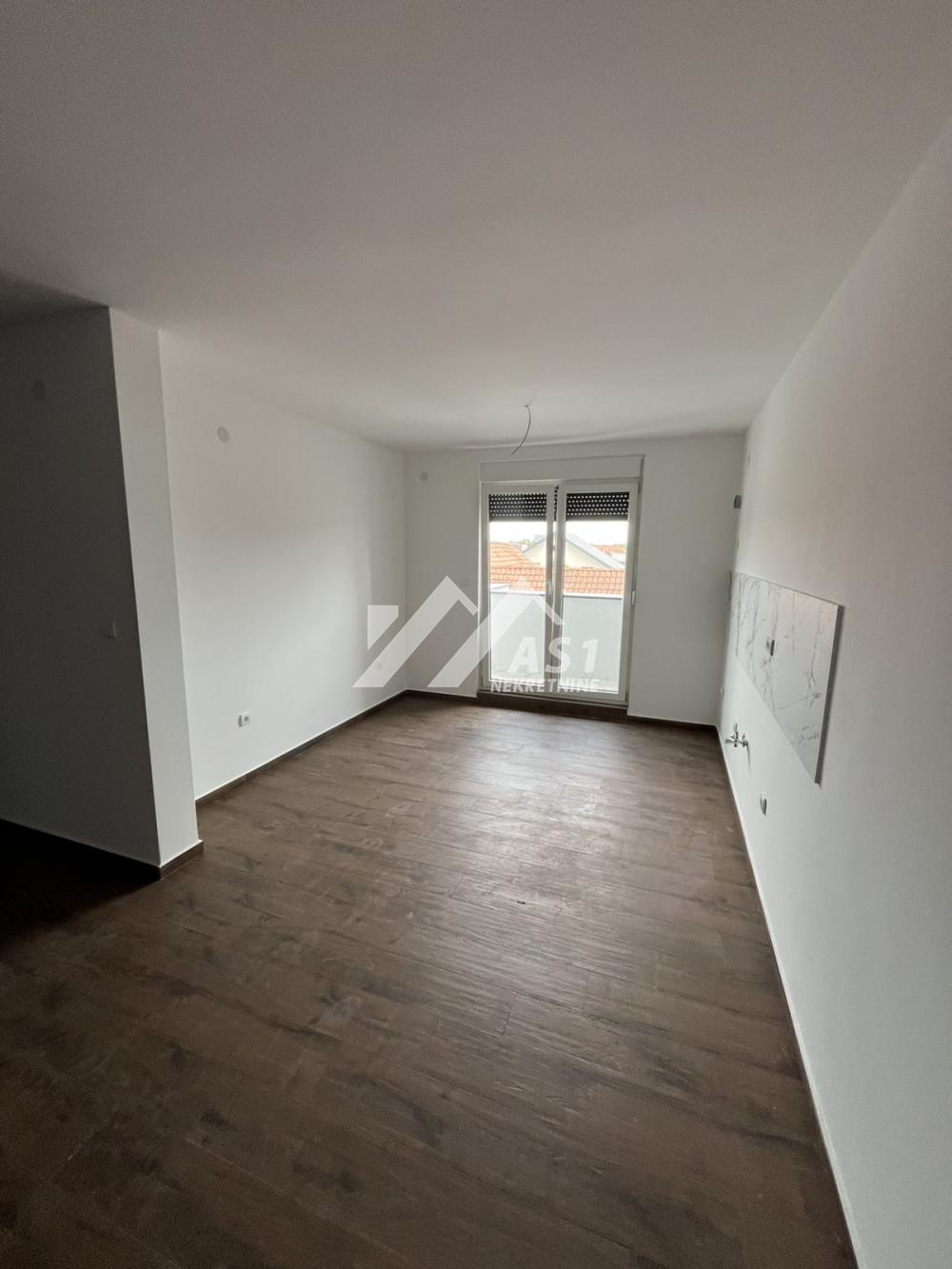 Izdajem nov Penthouse kao poslovni prostor sa 2 Parkinga u Veterniku !!! ID#7344
900 €