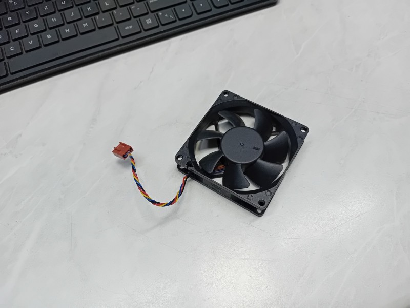 8cm ventilator pin 4 ispravan