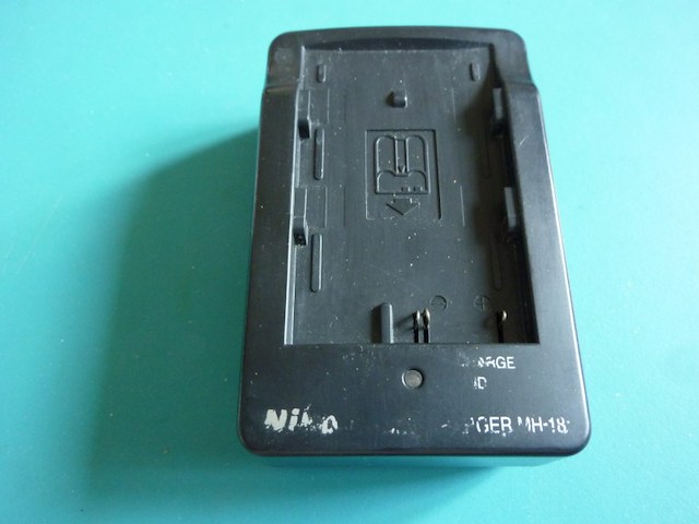 NIKON MH-18 punjač za baterije EN-EL3/e
