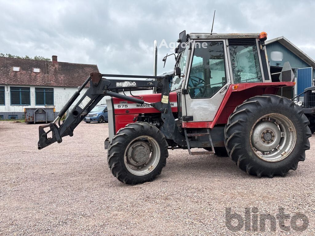 Prodaje se Massey Ferguson MAS-HARRIS 675 traktor točkaš na aukciji