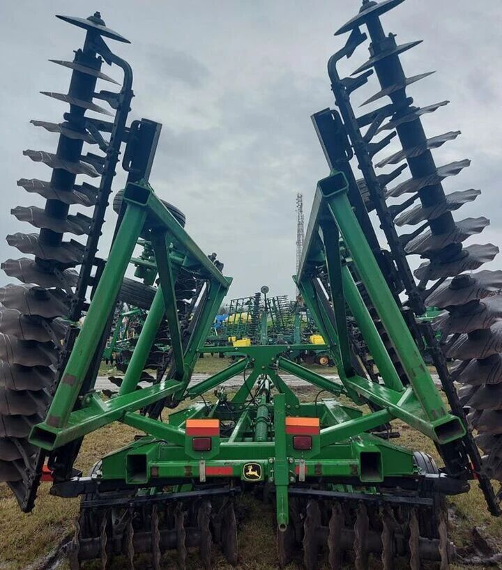 John Deere 2623 VT tanjirača
