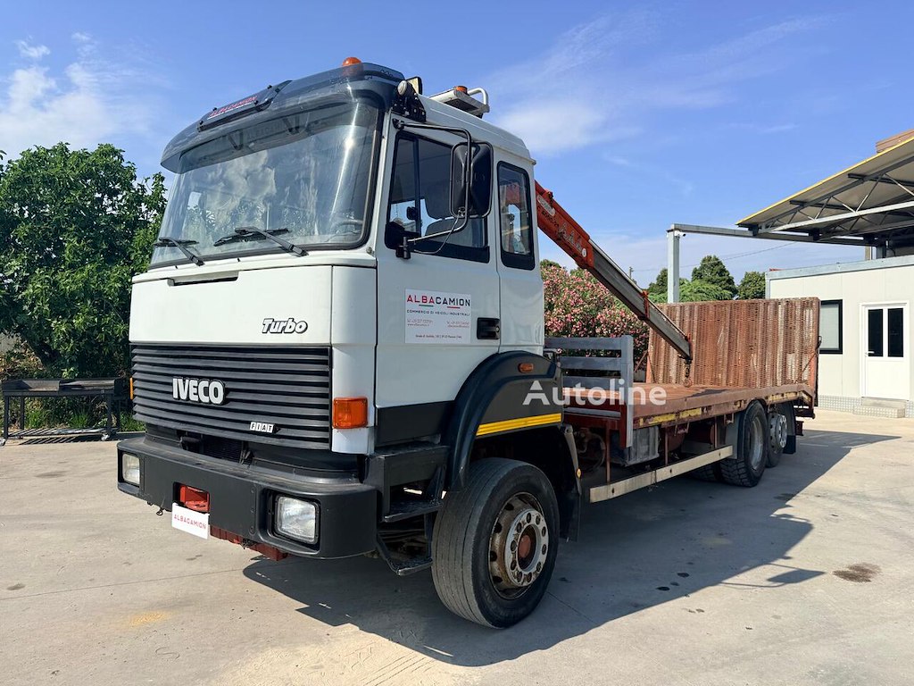IVECO 240 32 kamion s ravnom platformom