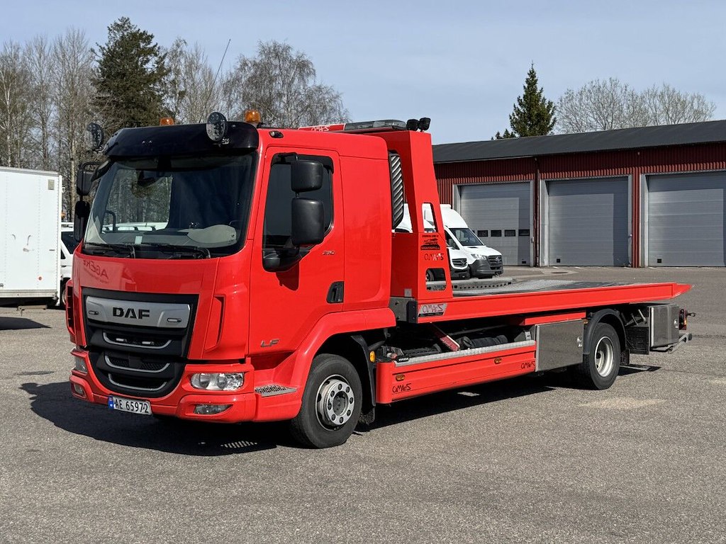 Prodaje se DAF LF210FA - 12T bergingsbi/planbil med Omars-plan, 3-seter šlep auto na aukciji