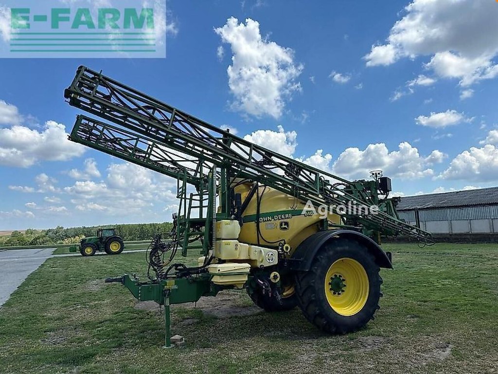 John Deere 840 vučena prskalica