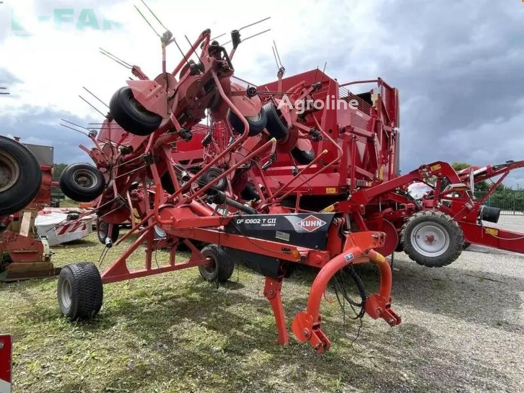 Kuhn gf10802 tgii aufgesattelt prevrtač sena