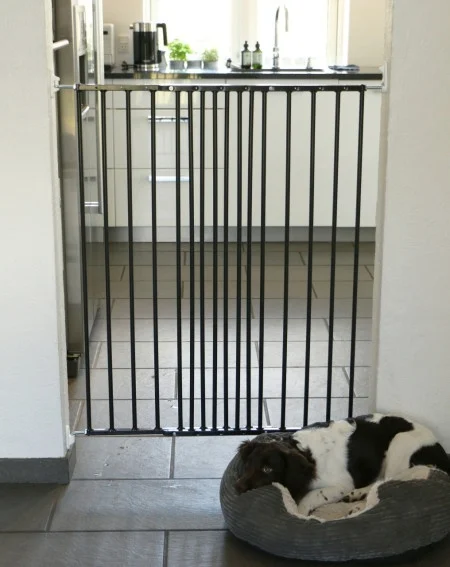 BabyDan Pet Extending Gate Extra Tall 62.5–106 cm – Sigurnosna ograda za pse, zidna, crna ( 20021 )