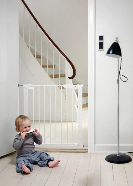 BabyDan Premier sigurnosna ogradica Extra Wide 126–132 cm bela, Safety gate bez bušenja ( 20010 )