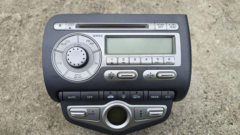 FABRICKI RADIO ZA HONDA JAZZ | Fabricki radio Honda Jazz