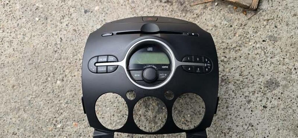 FABRICKI RADIO CD PLEJER ZA MAZDA 2 OD 2007. DO 2013. GOD. |