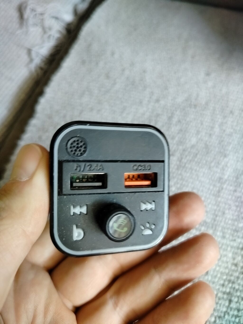 Prosto Bluetooth FM transmiter BT74 koji služi za bežično povezivanje