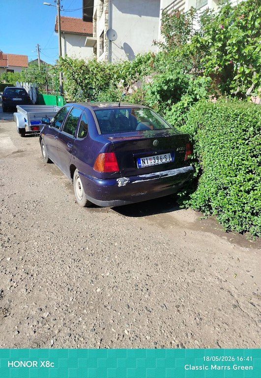 Volkswagen Polo Classic (sedan), tamnoplava boja, 4 vrata. Ključne
