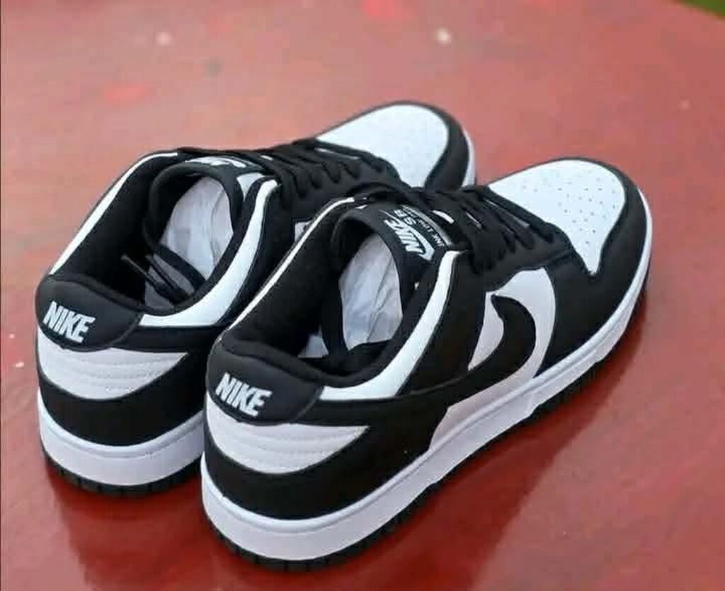 Nike SB Dunk Low – crno‑bele patike - Model: Nike SB Dunk Low - Boje