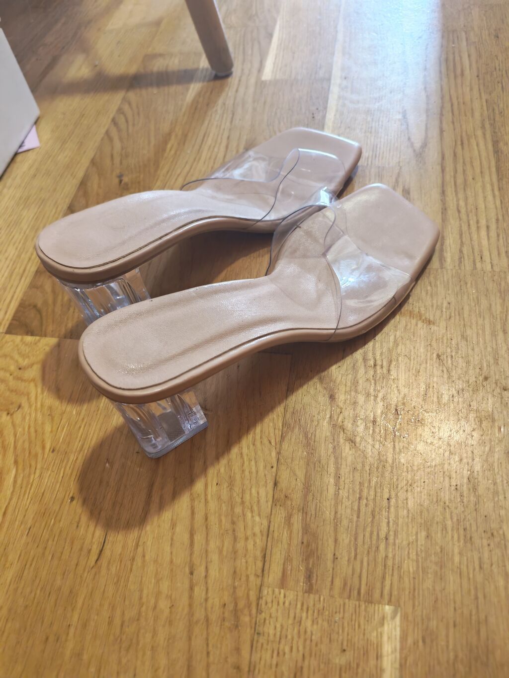 Nove papuce sandale 40, odgovara toj velicini