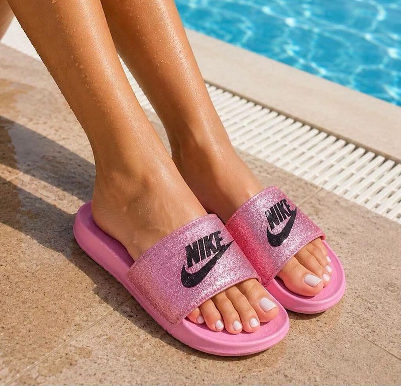 Nike ženske papuče sa velikim Nike logotipom. Boje: • Roza sa