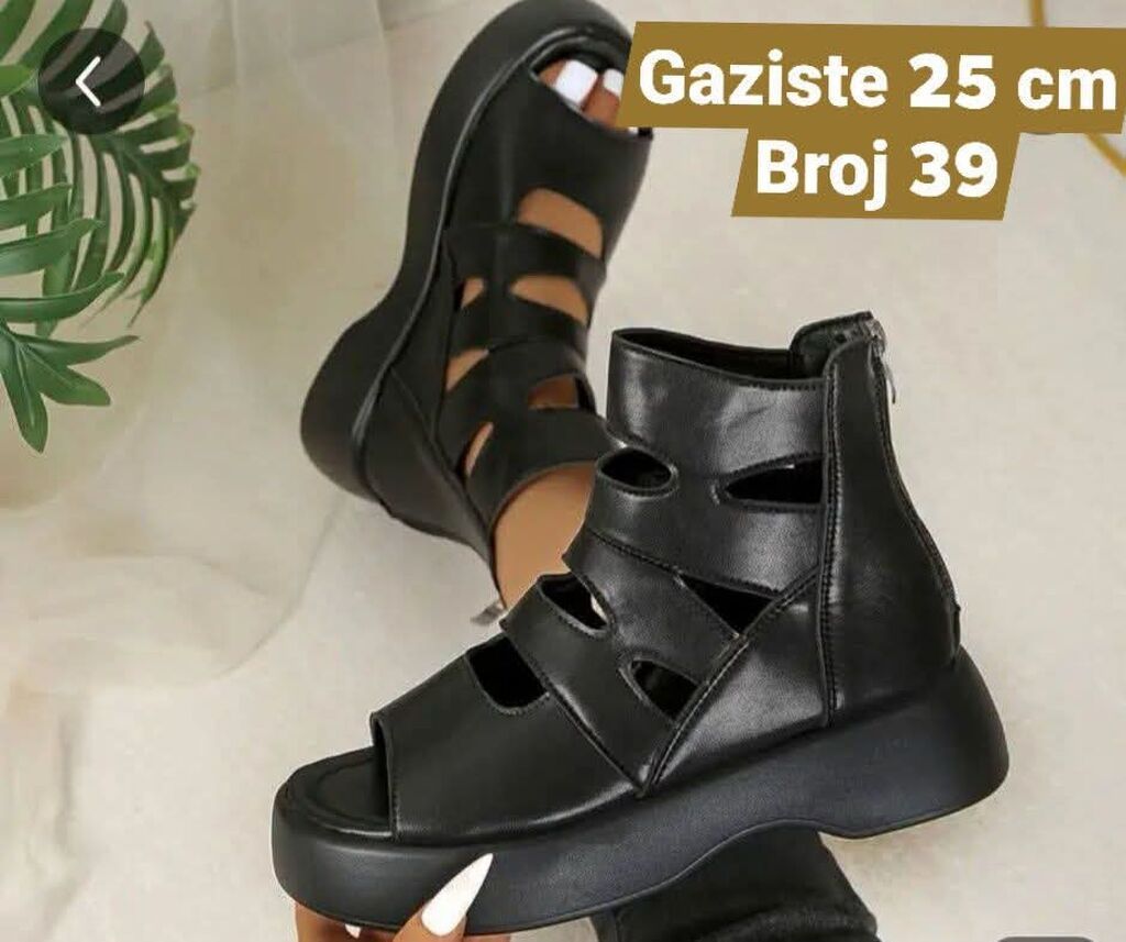 Crne sandale sa platformom i zatvaračem pozadi. Modernan dizajn sa