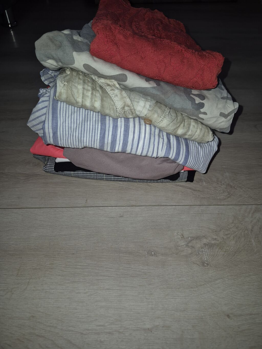 Paket ženske odeće – 10 komada Sadržaj: - Lepršava košulja na pruge u
