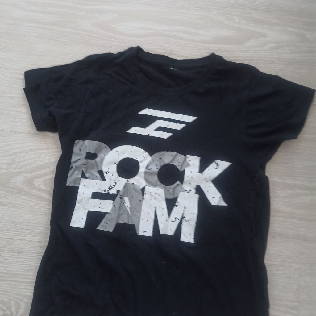 Crna majica kratkih rukava sa velikim belim/ sivim printom „ROCK FAM“