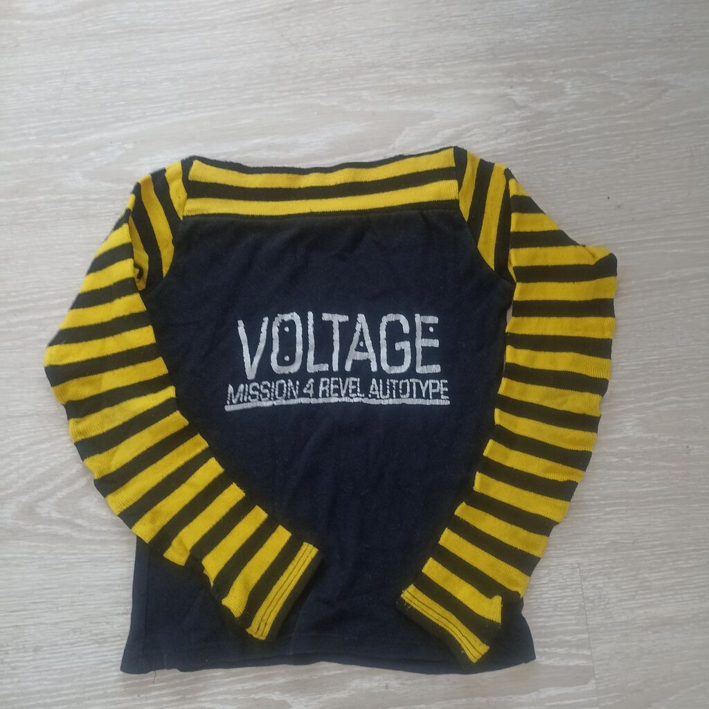Dukser/duga majica s natpisom “VOLTAGE – MISSION 4 REVEL AUTOTYPE”. -
