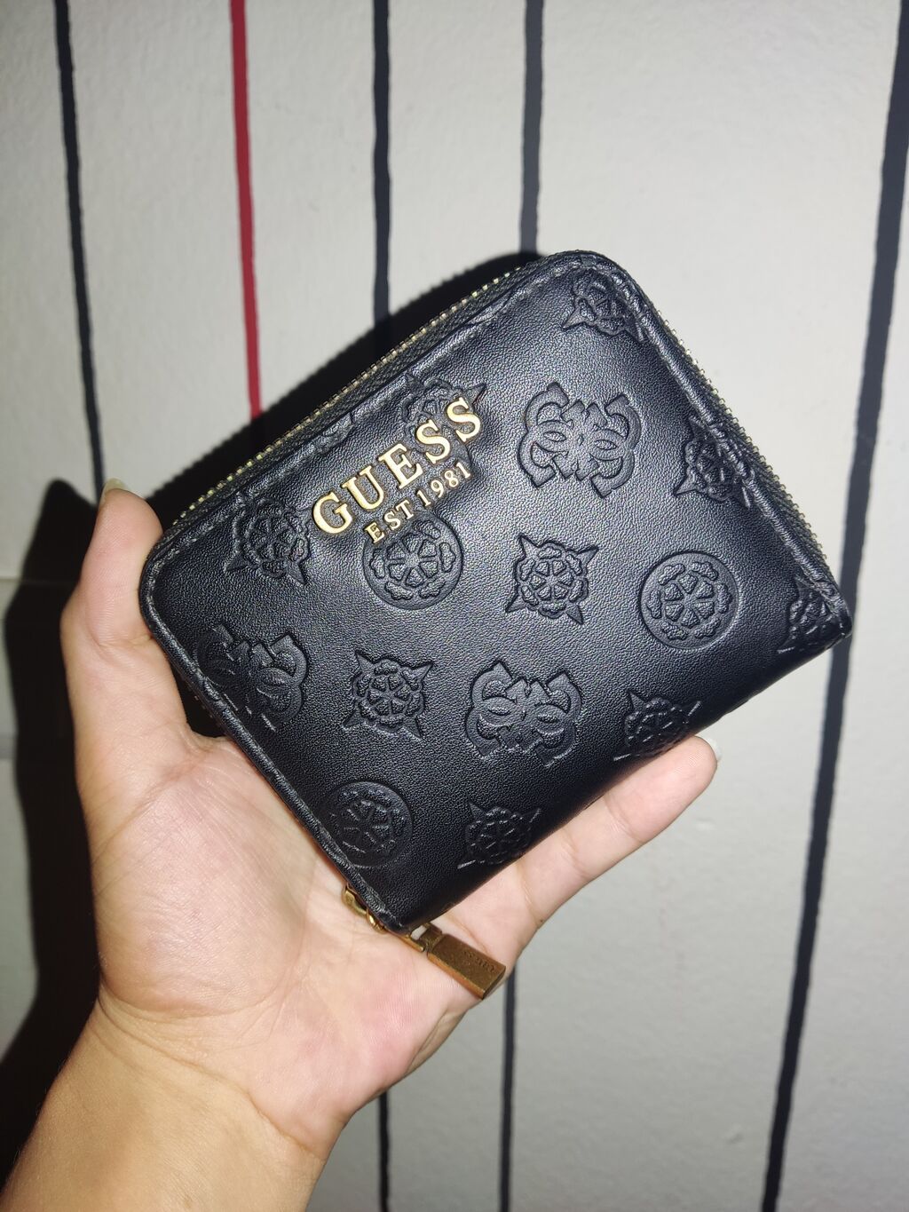 Guess ženski novčanik – kompaktan zip-around model NE KORISCEN -
