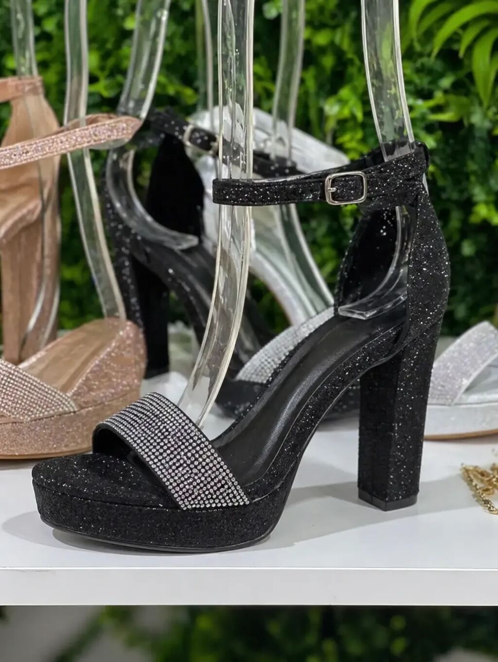 Elegantne ženske cipele na visoku potpeticu sa sjajnim detaljima. 900