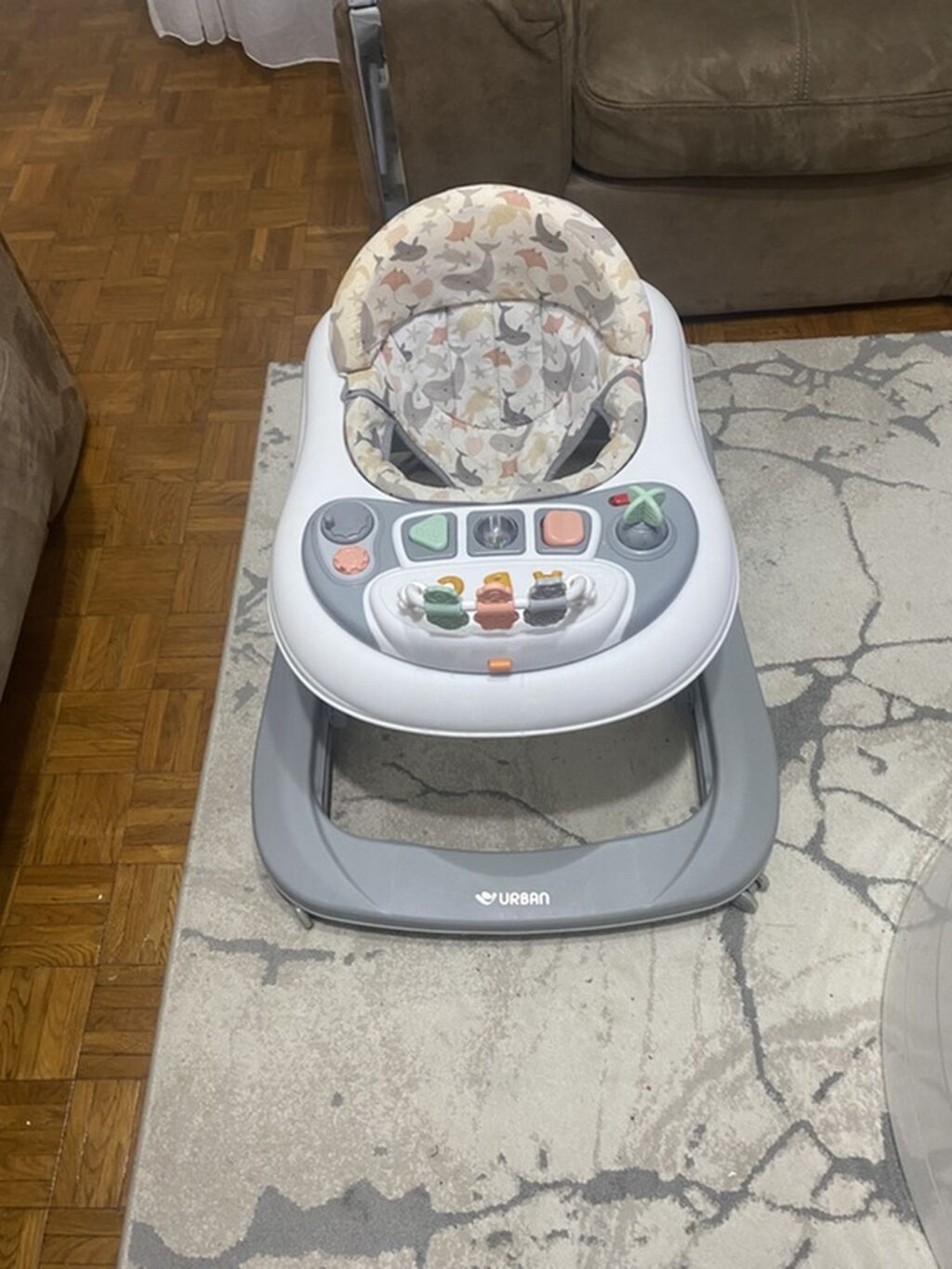 Hodalica za bebe URBAN sa interaktivnim panelom - Stabilna baza u