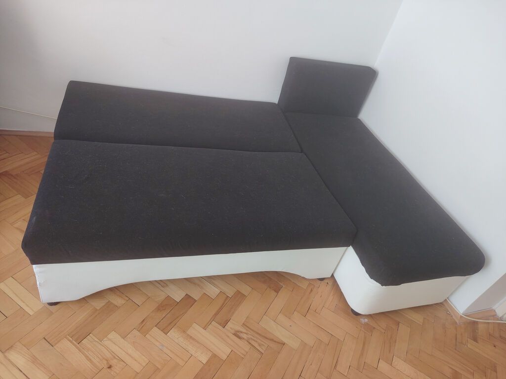 Mala ugaona garnitura, lako podesiva i praktična sa kutijom za