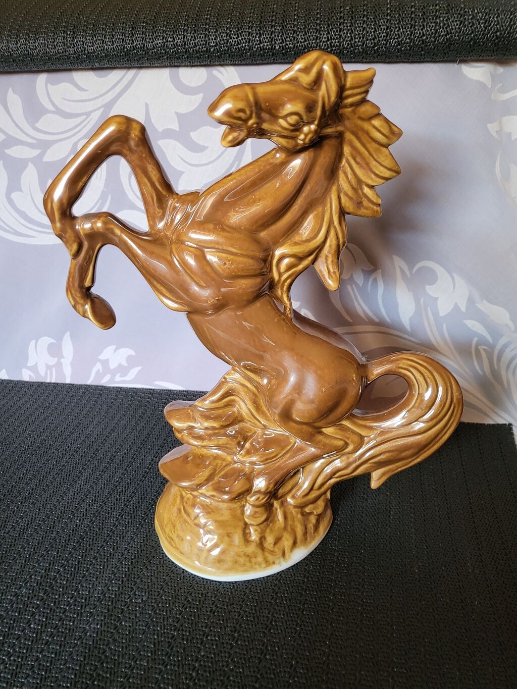 Porcelanski nov,vintaz konj,vece figura. Figura je nova,sve na njoj