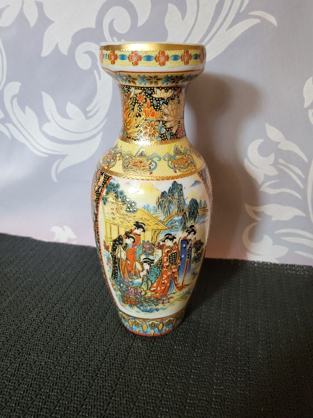 Vaza nova,rucno reljefno oslikana iz 70ih. Kineska porcelanska
